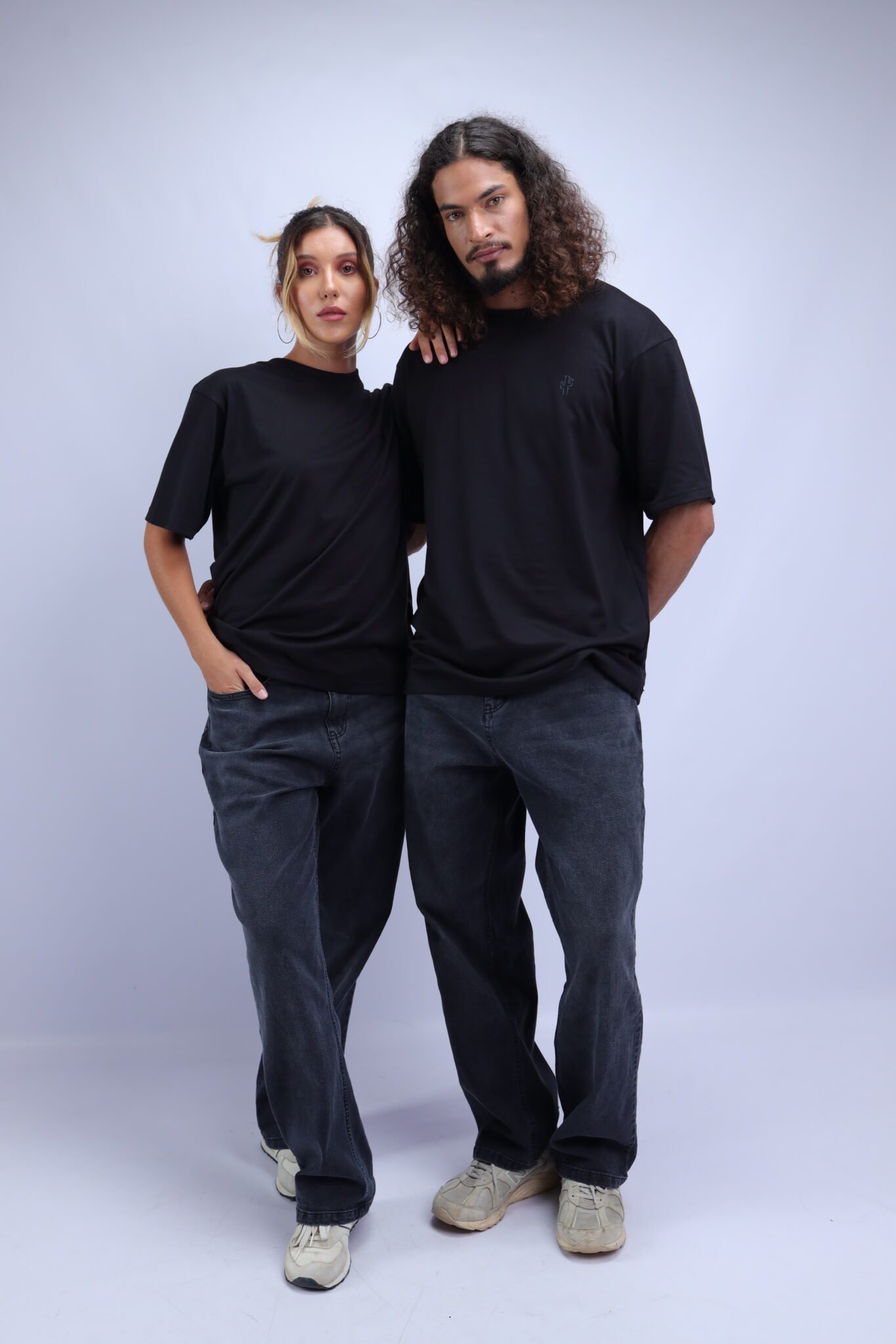 Minimal Black Tee – CACTI